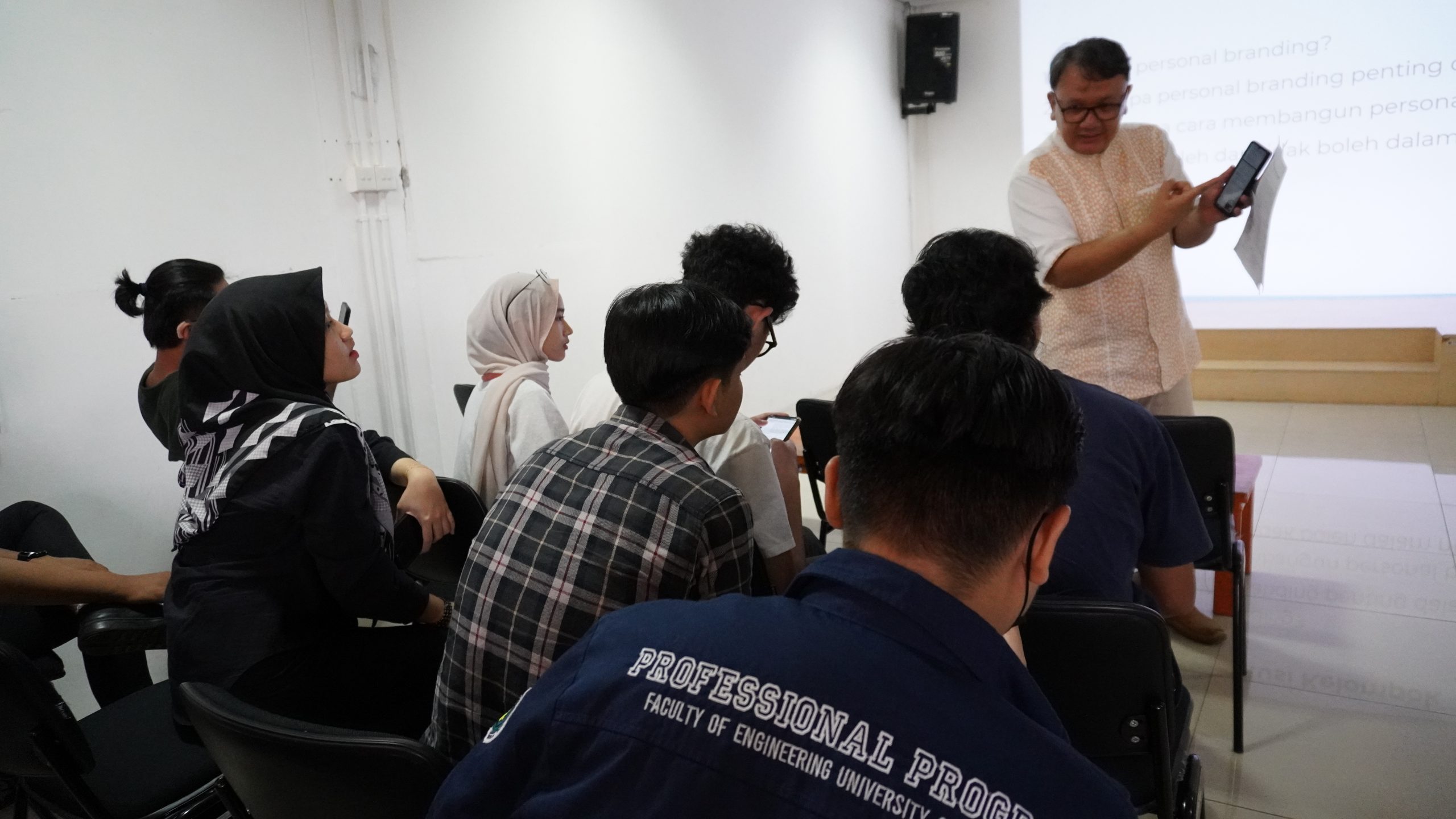 Seminar CCIT Series 2024 Memberikan Tips Membuat CV dan Resume yang ...